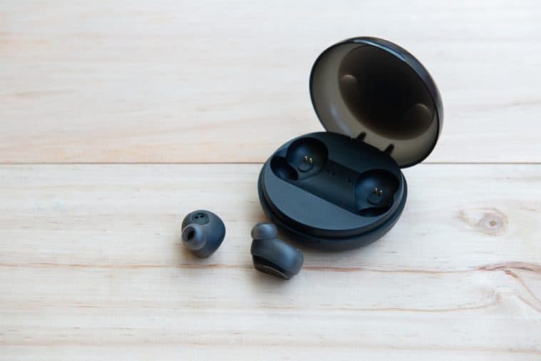 How to Pair Wireless Earbuds Together - TechSnivel